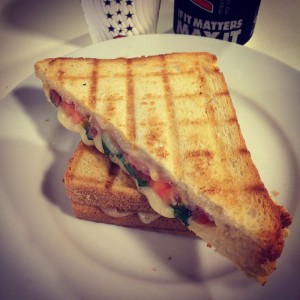 Grillad macka med mozzarella och parma – foodjunkies