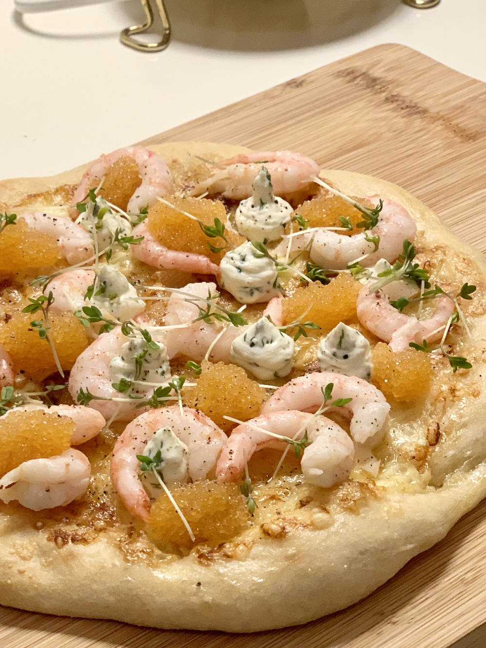 Pizza med löjrom och färska räkor – foodjunkies